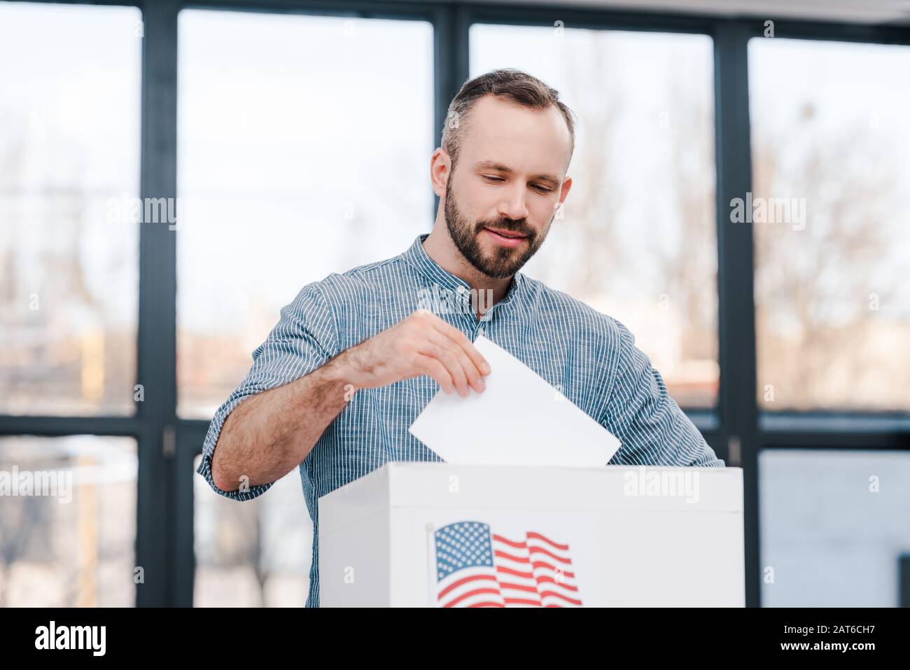 Putting ballot in box hi-res stock photography and images - Alamy