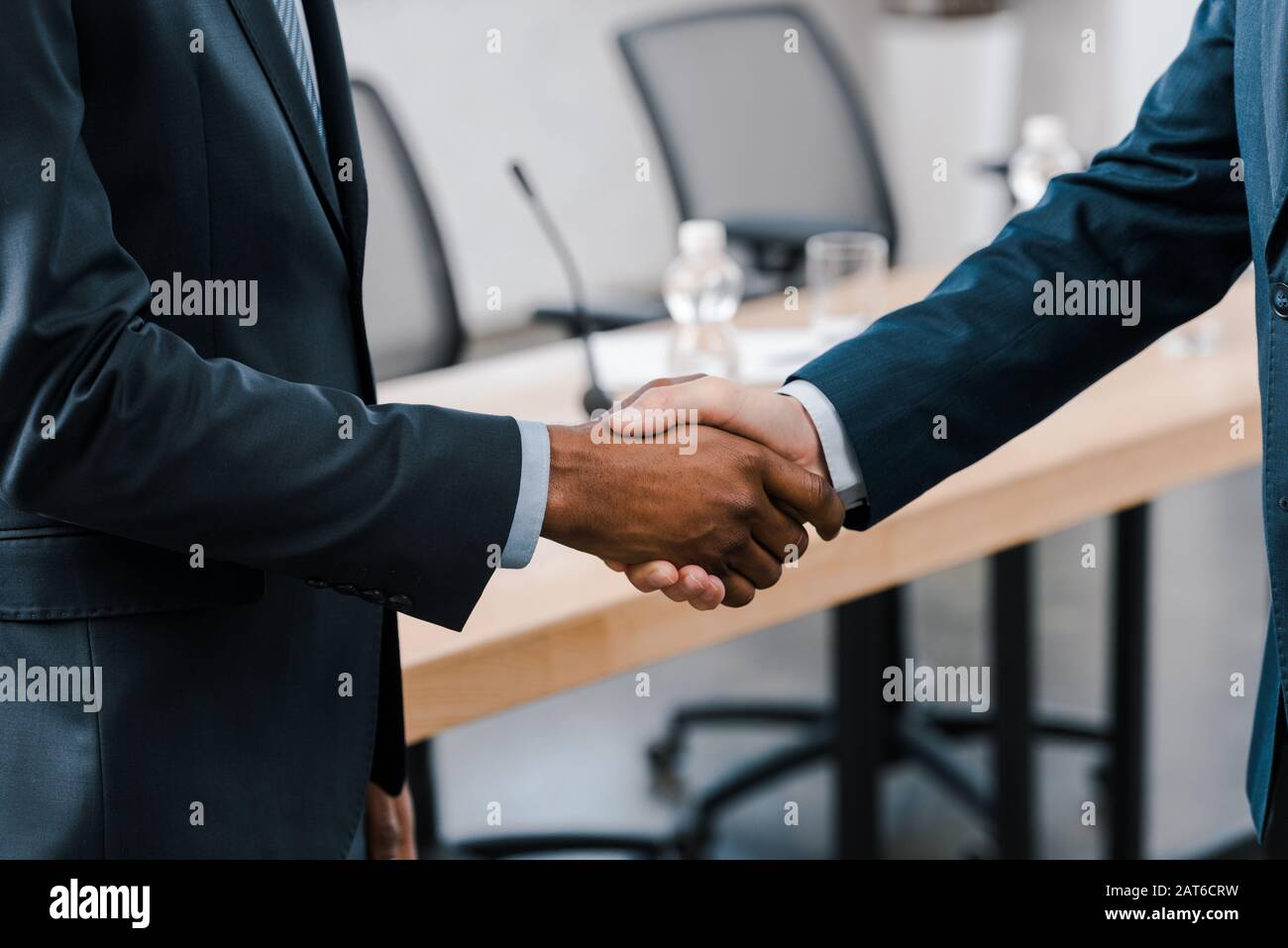 Diplomat handshake hi-res stock photography and images - Alamy