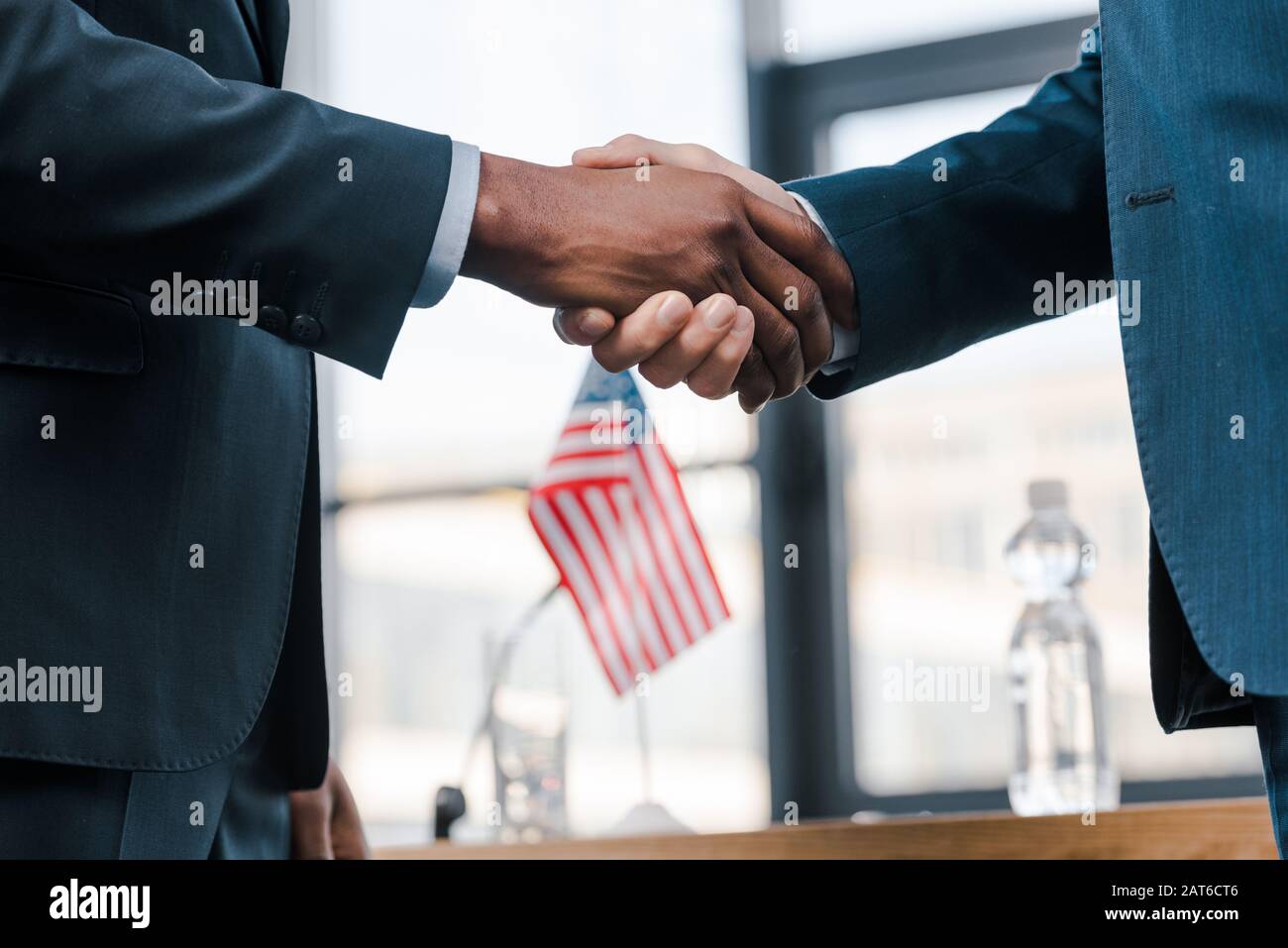 Diplomatic handshake hi-res stock photography and images - Alamy