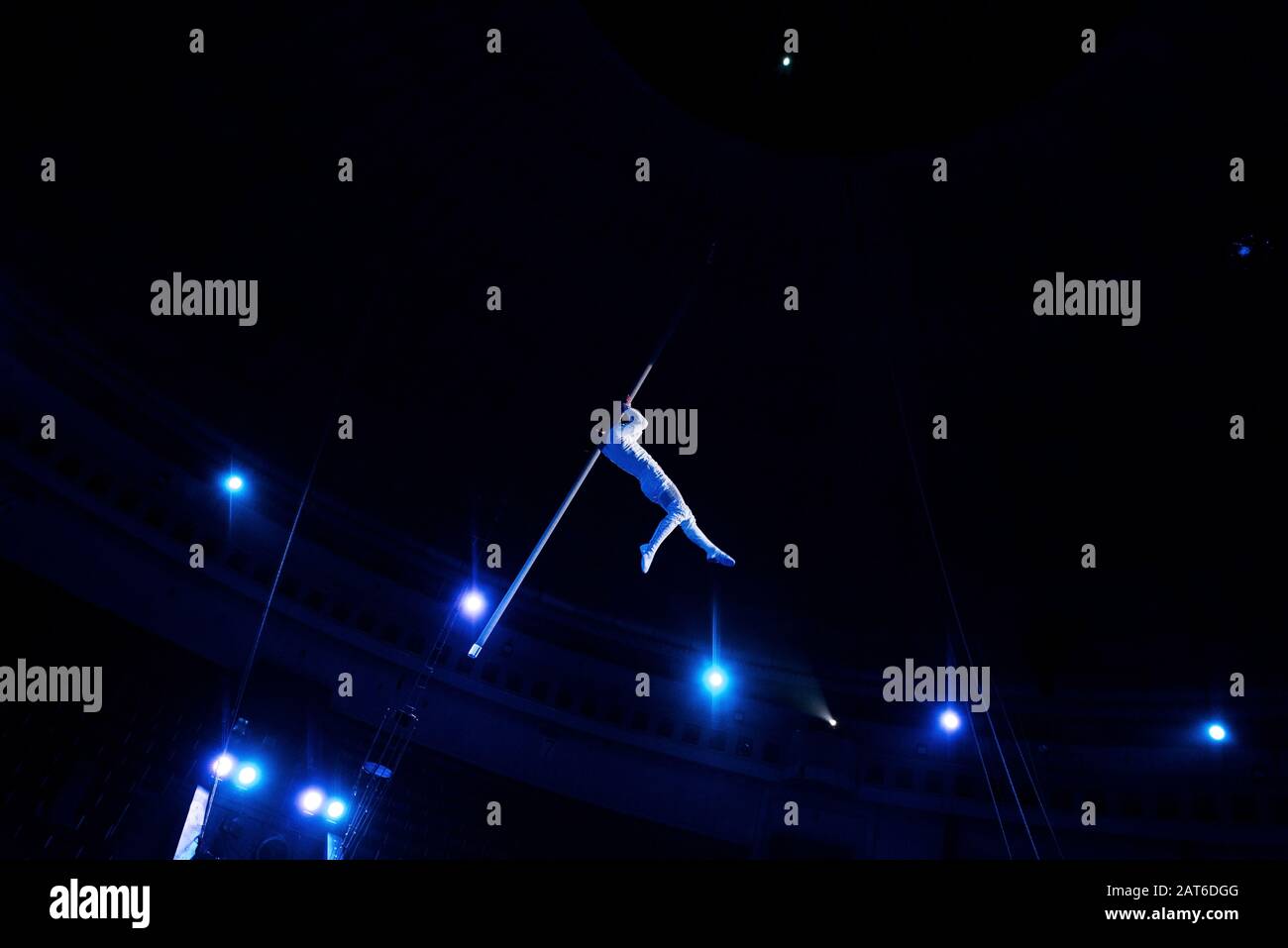 Circus acrobat balancing hi-res stock photography and images - Alamy