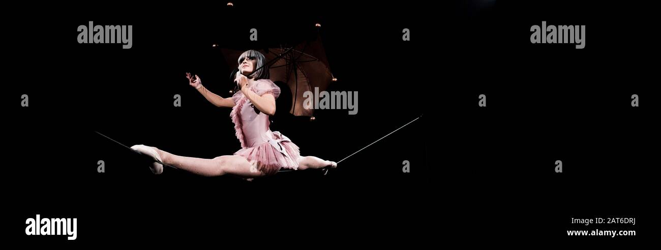 Girl gymnast doing splits in hi-res stock photography and images - Alamy