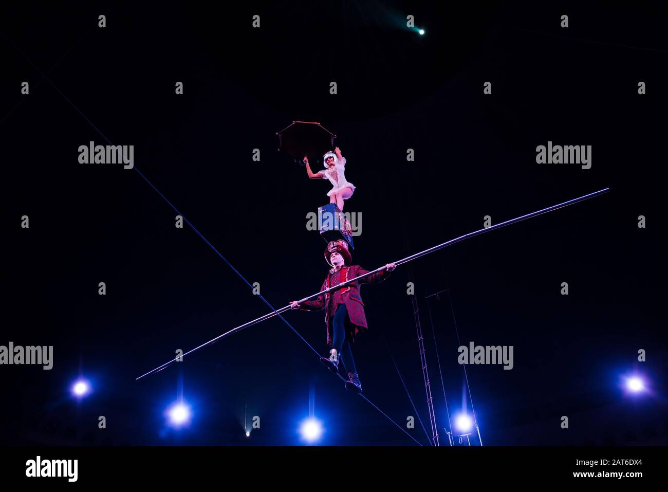 Supporting acrobats hi-res stock photography and images - Alamy