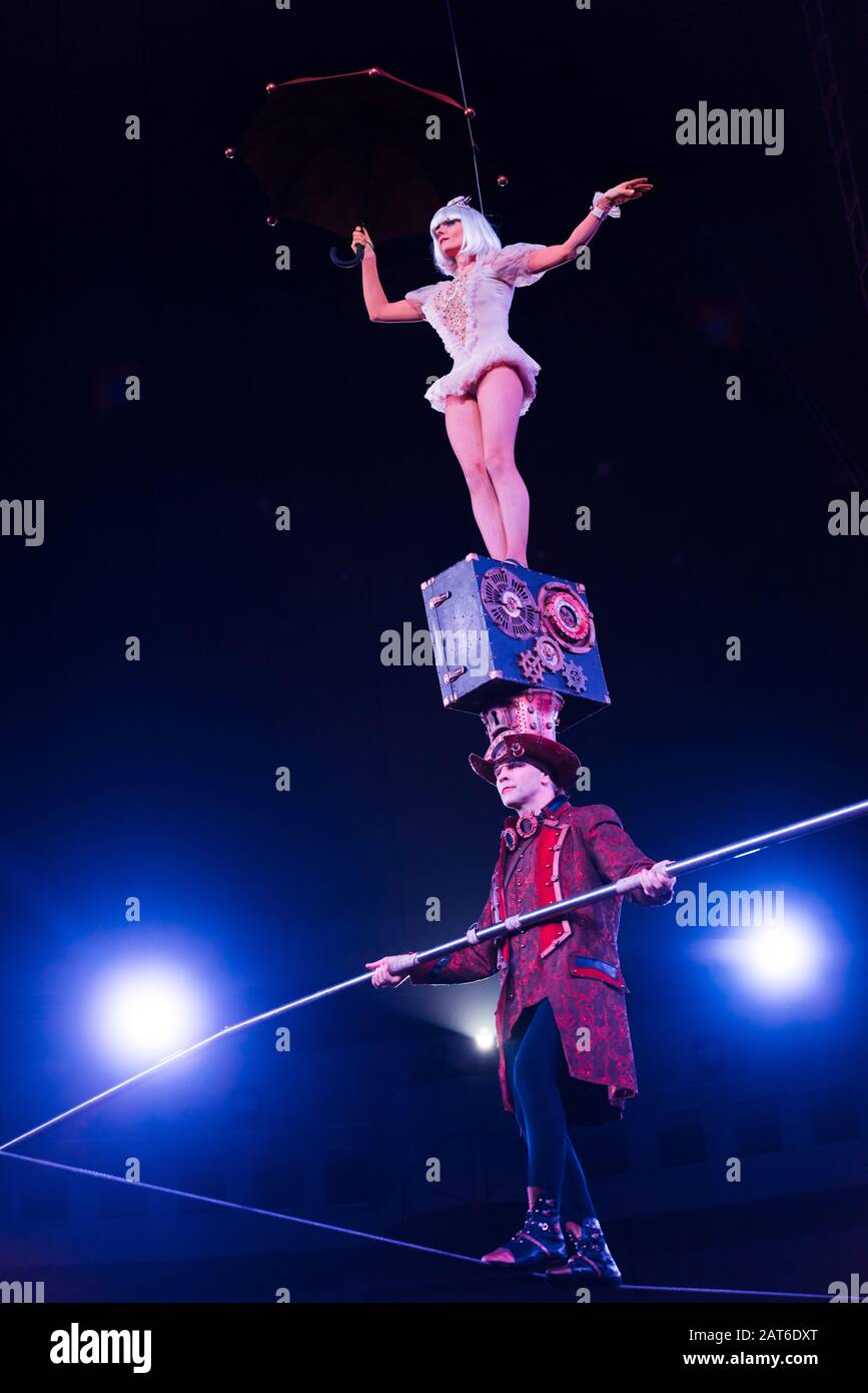 Supporting acrobats hi-res stock photography and images - Alamy
