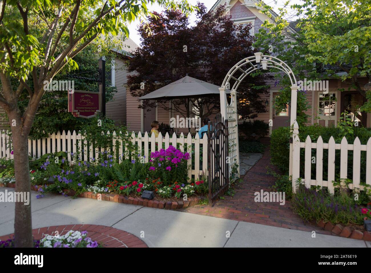 Trellis arch hi-res stock photography and images - Alamy
