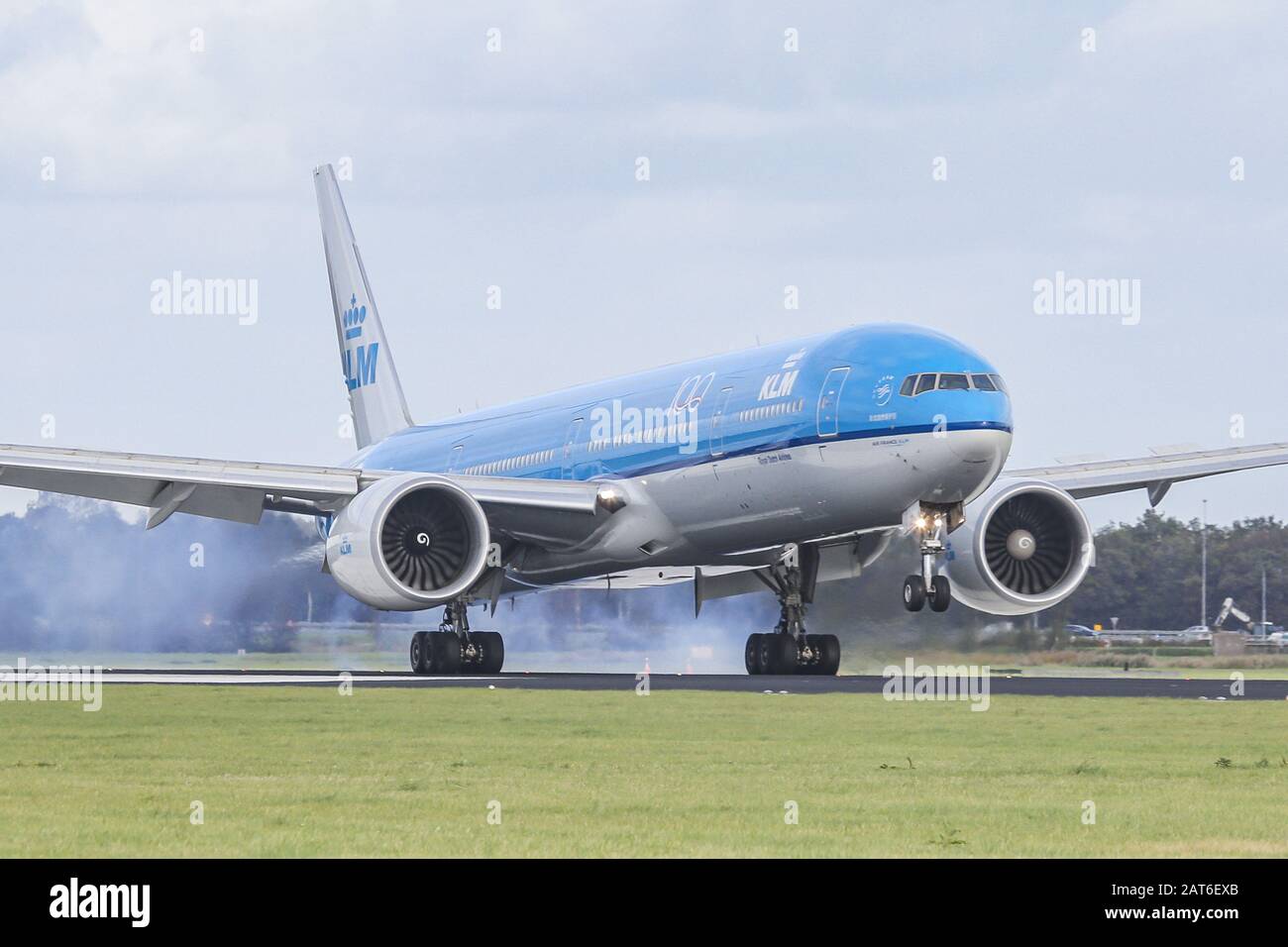 Schiphol plane lands airport hi-res stock photography and images - Alamy