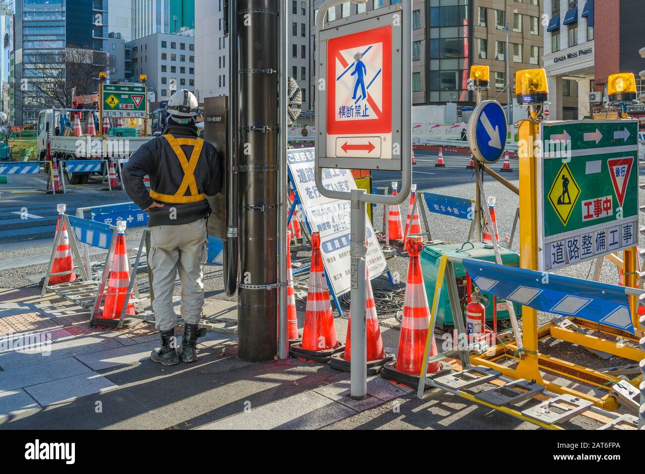 Tokyo back street hi-res stock photography and images - Alamy