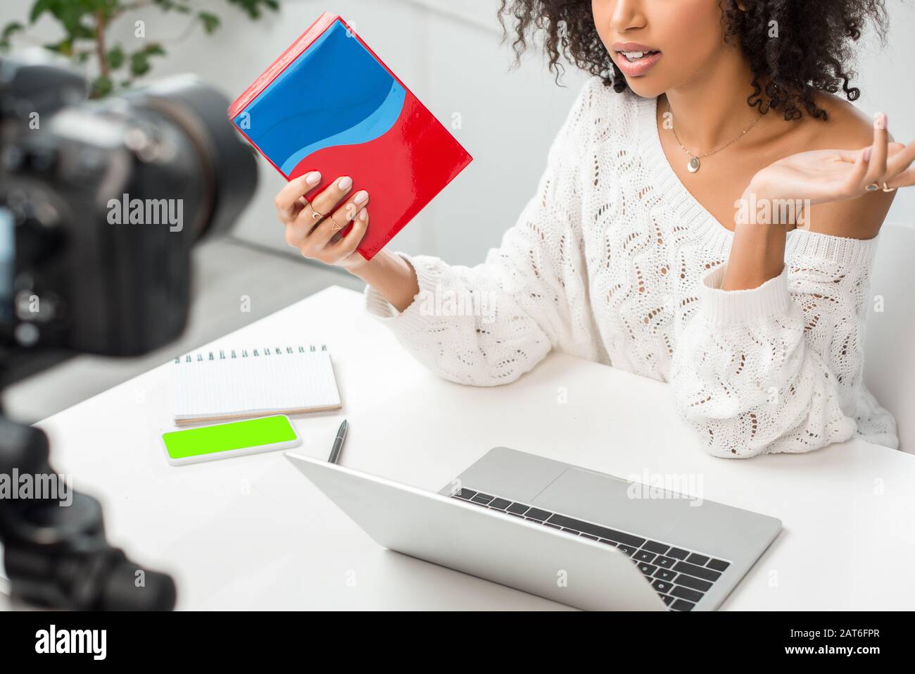 Blogger influencer green screen hi-res stock photography and images - Alamy