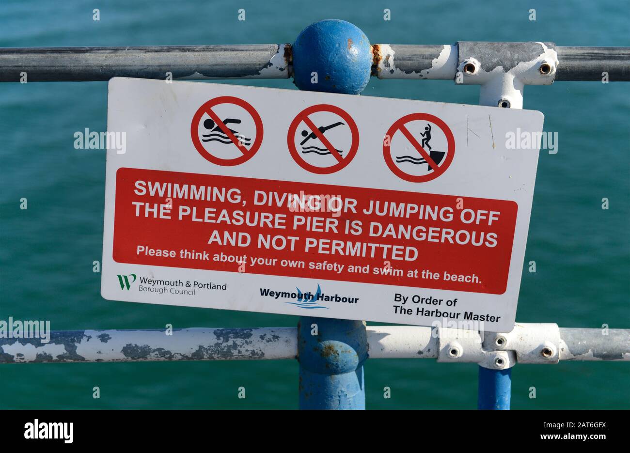 Diving off pier hi-res stock photography and images - Alamy