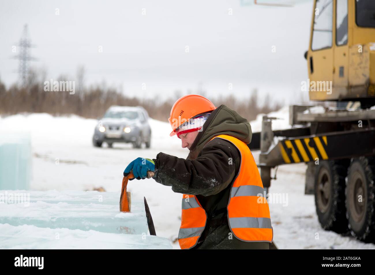 Worker in all orange hi-res stock photography and images - Alamy