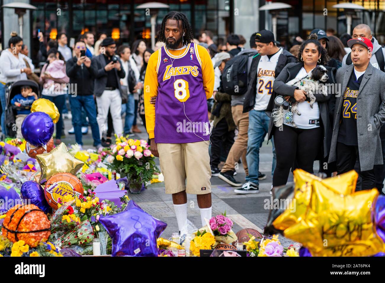 Los Angeles, United States. 29th Jan, 2020. Fans gather to mourn the ...