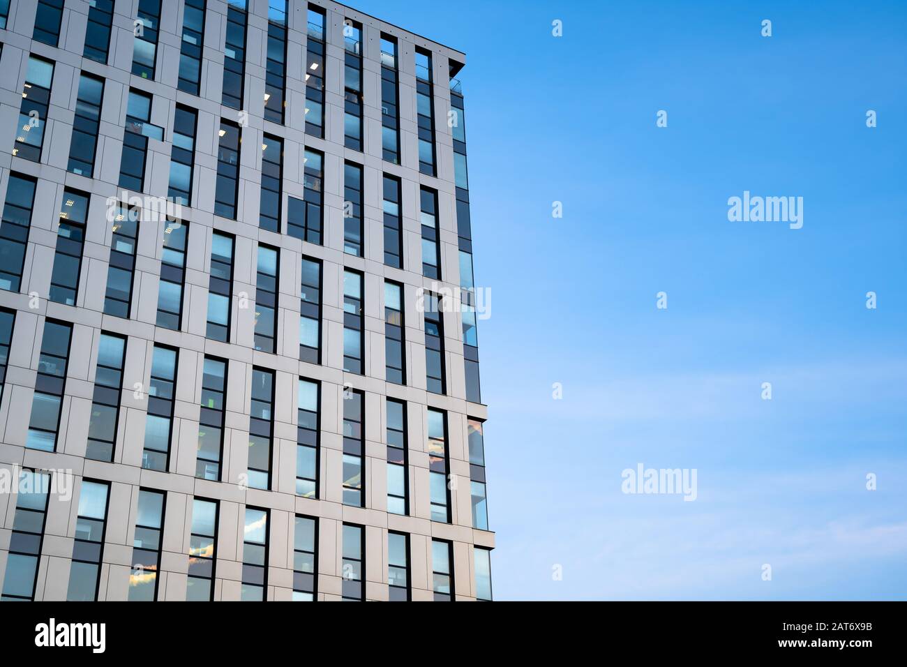 Glass concrete office buildings hi-res stock photography and images - Alamy