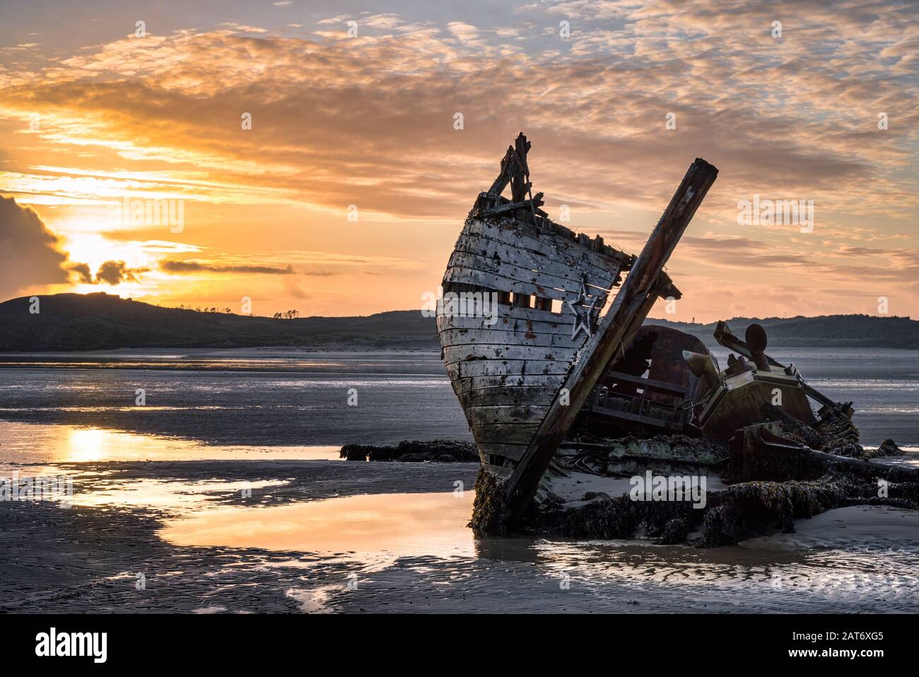 Shipwreck beach wooden ocean hi-res stock photography and images - Alamy