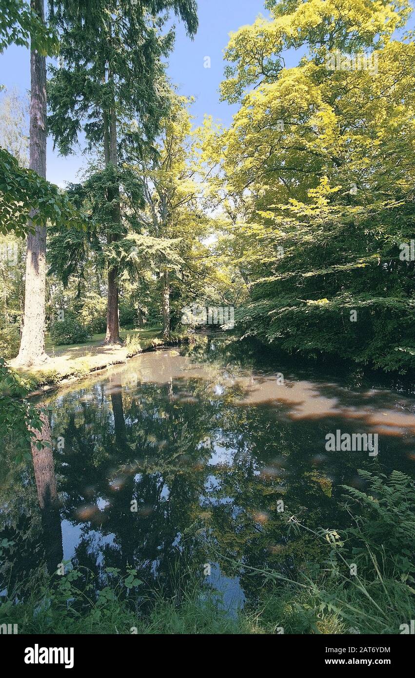 grounds and gardens of baddesley clinton stately home warwickshire ...