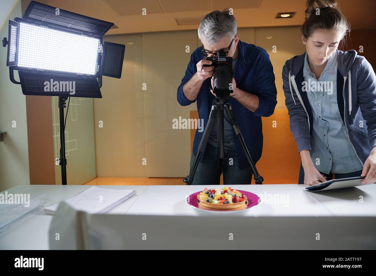 Photographer and student in photoshoot class Stock Photo - Alamy