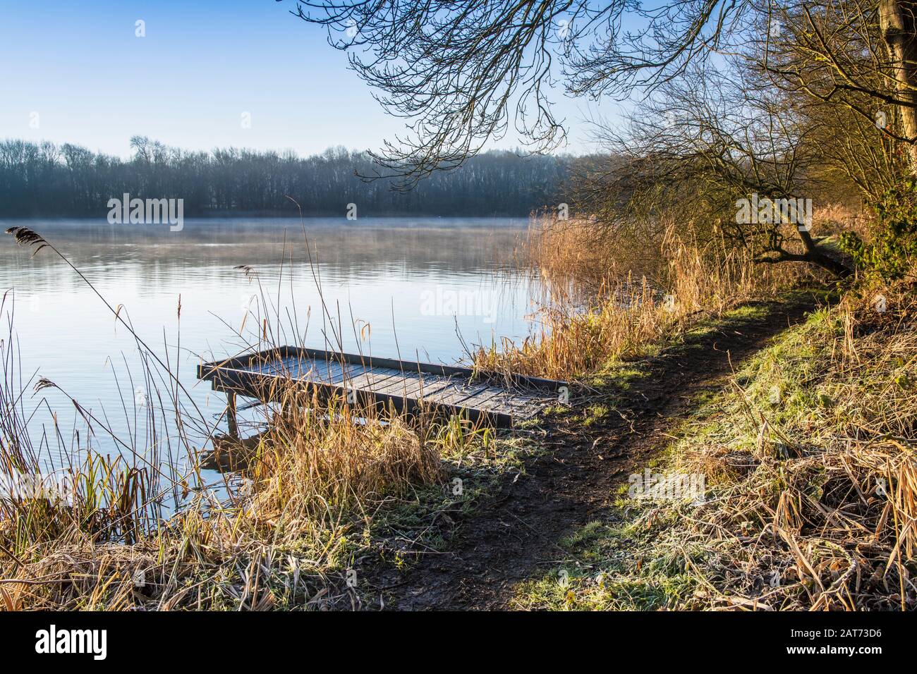 A cold, sunny winter's morning on Coate Water in Swindon Stock Photo ...