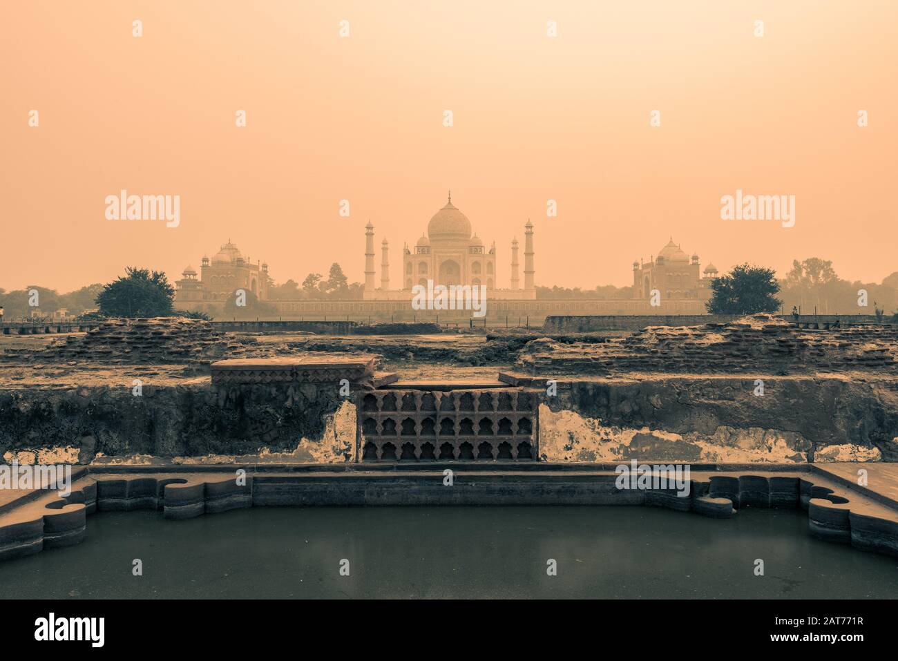 Backside of taj mahal hi-res stock photography and images - Alamy