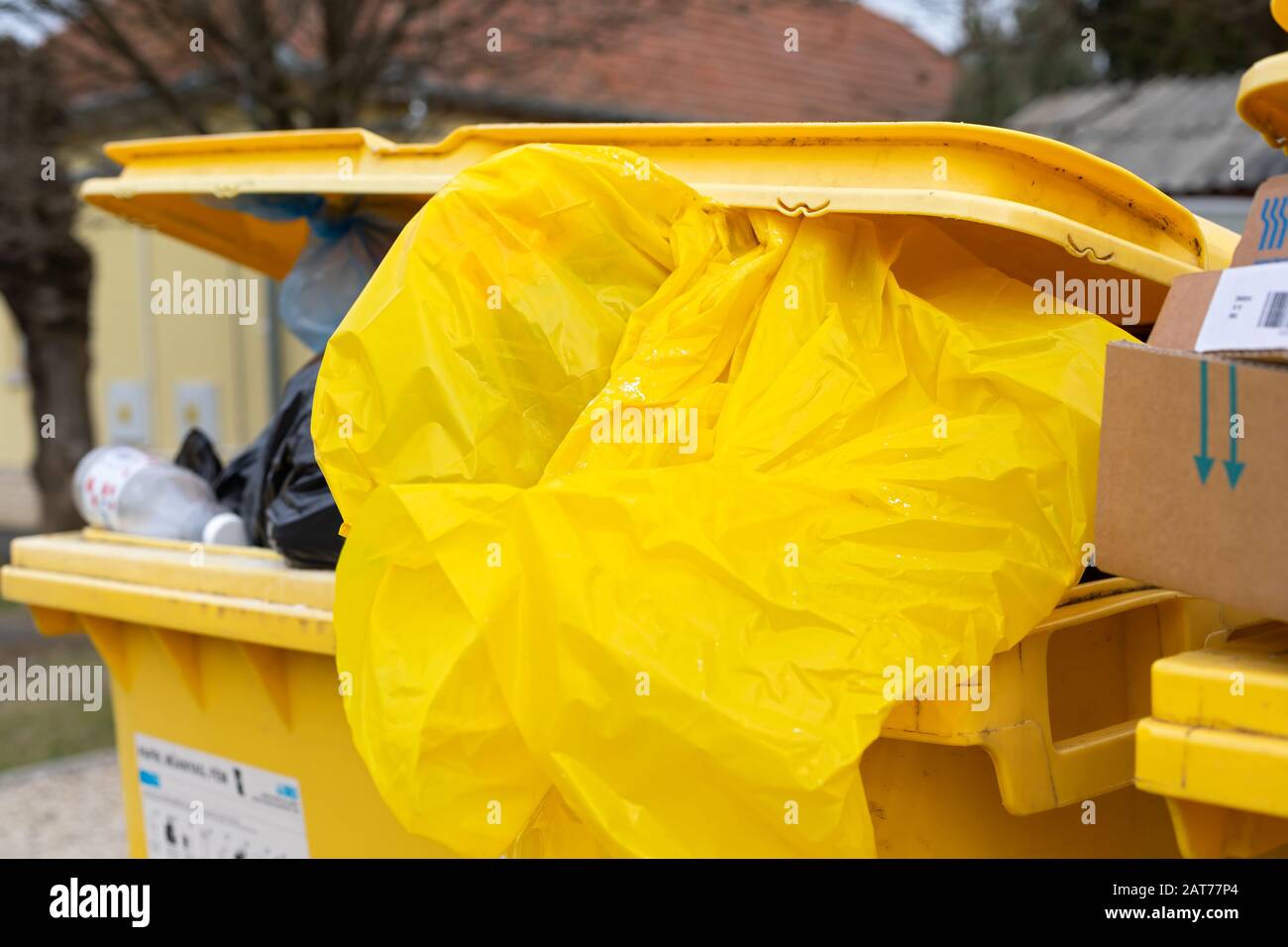 Overfilled garbage basket hi-res stock photography and images - Alamy