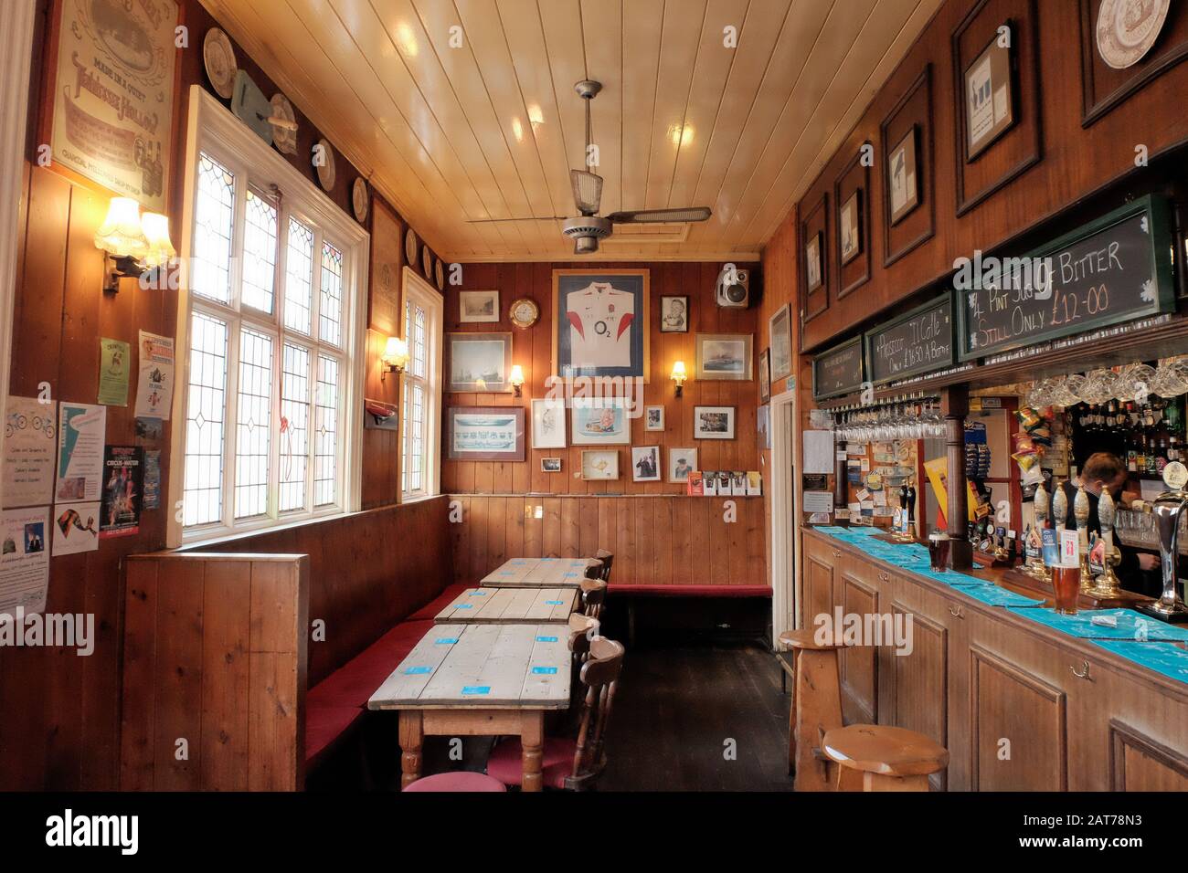 Traditional english pub interior hi-res stock photography and images ...