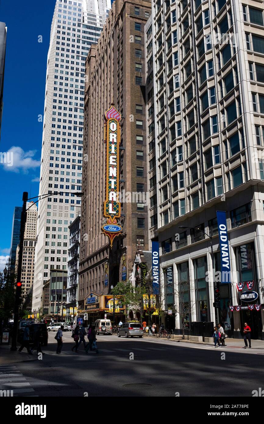 Chicago urban street scene theatre hi-res stock photography and images ...