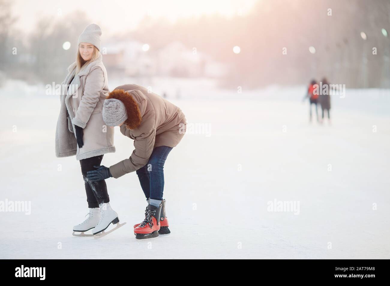 Couple falling ice skating hi-res stock photography and images - Alamy
