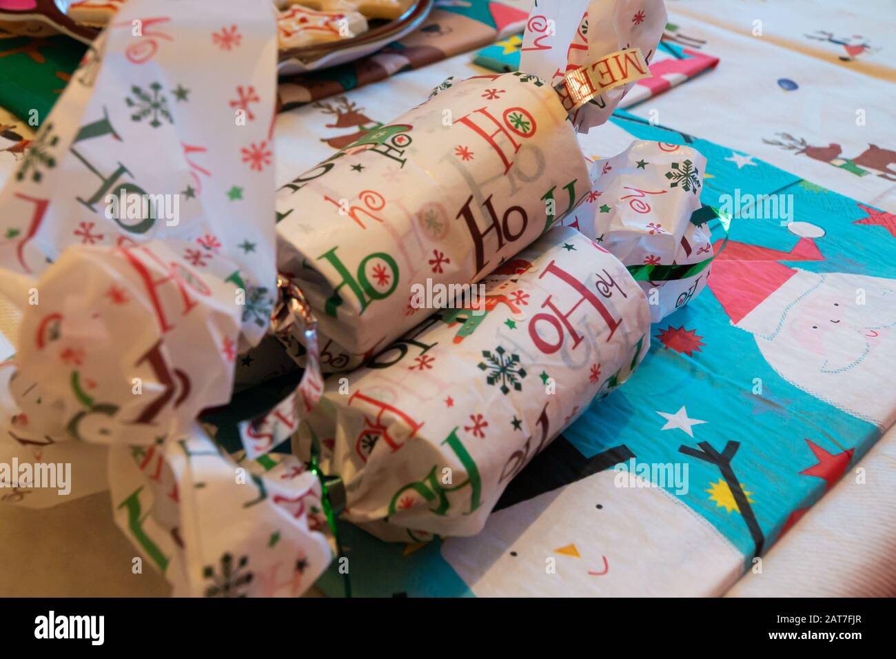 Christmas crackers on a decorated dinner table Stock Photo - Alamy