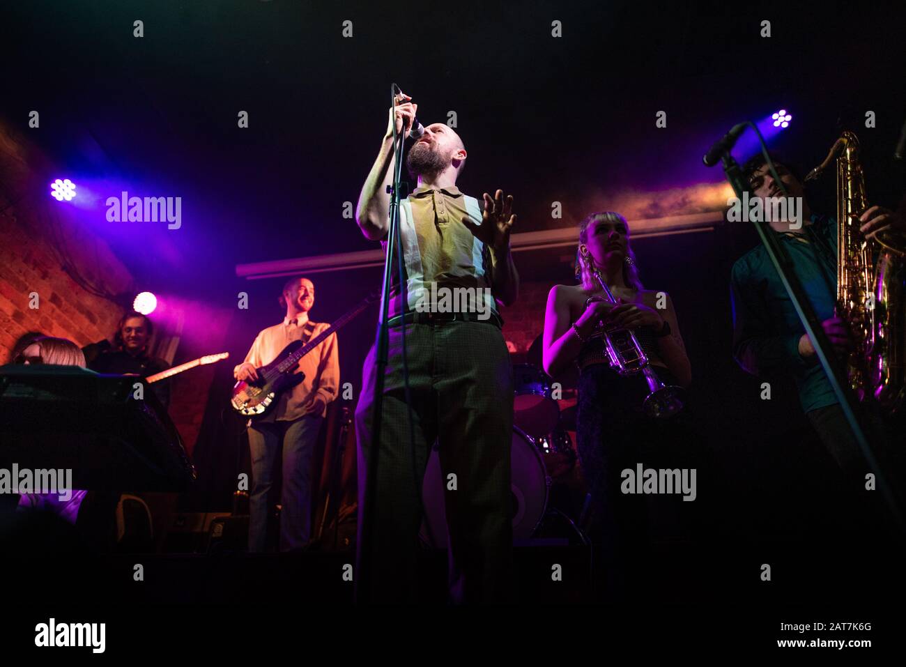 Live band hi-res stock photography and images - Alamy