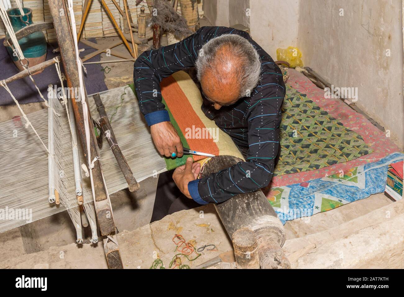 Traditional loom iran hi-res stock photography and images - Alamy