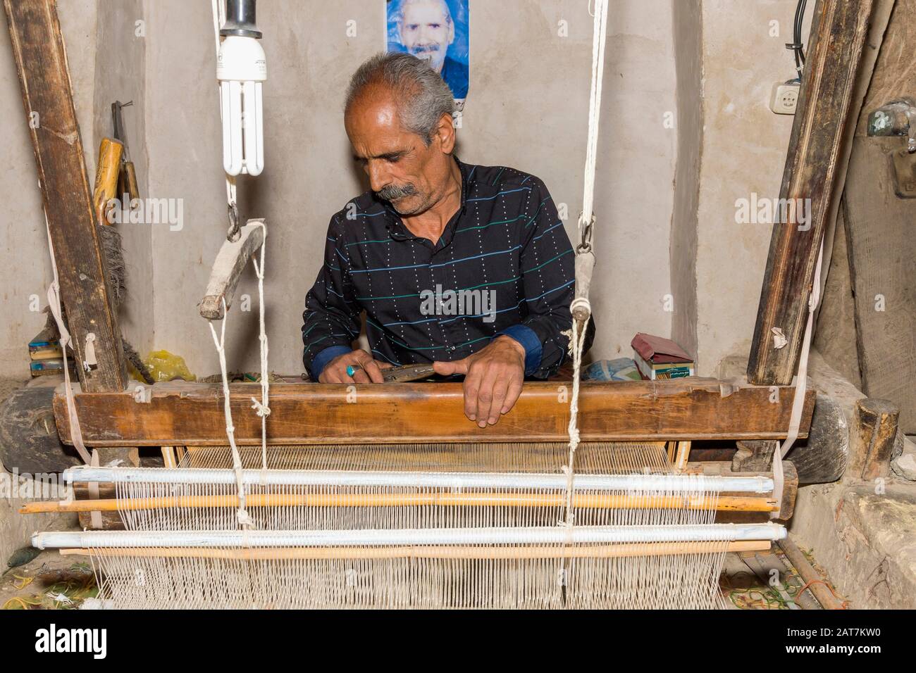 Iranian man working on a loom hi-res stock photography and images - Alamy