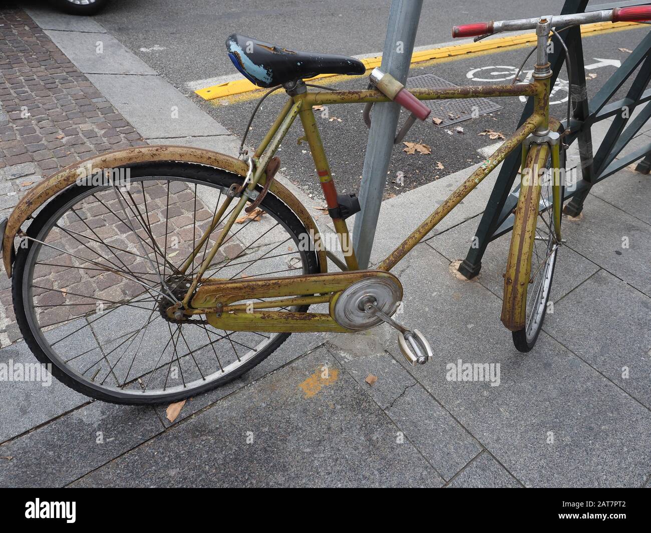 Rusted bike hi-res stock photography and images - Alamy