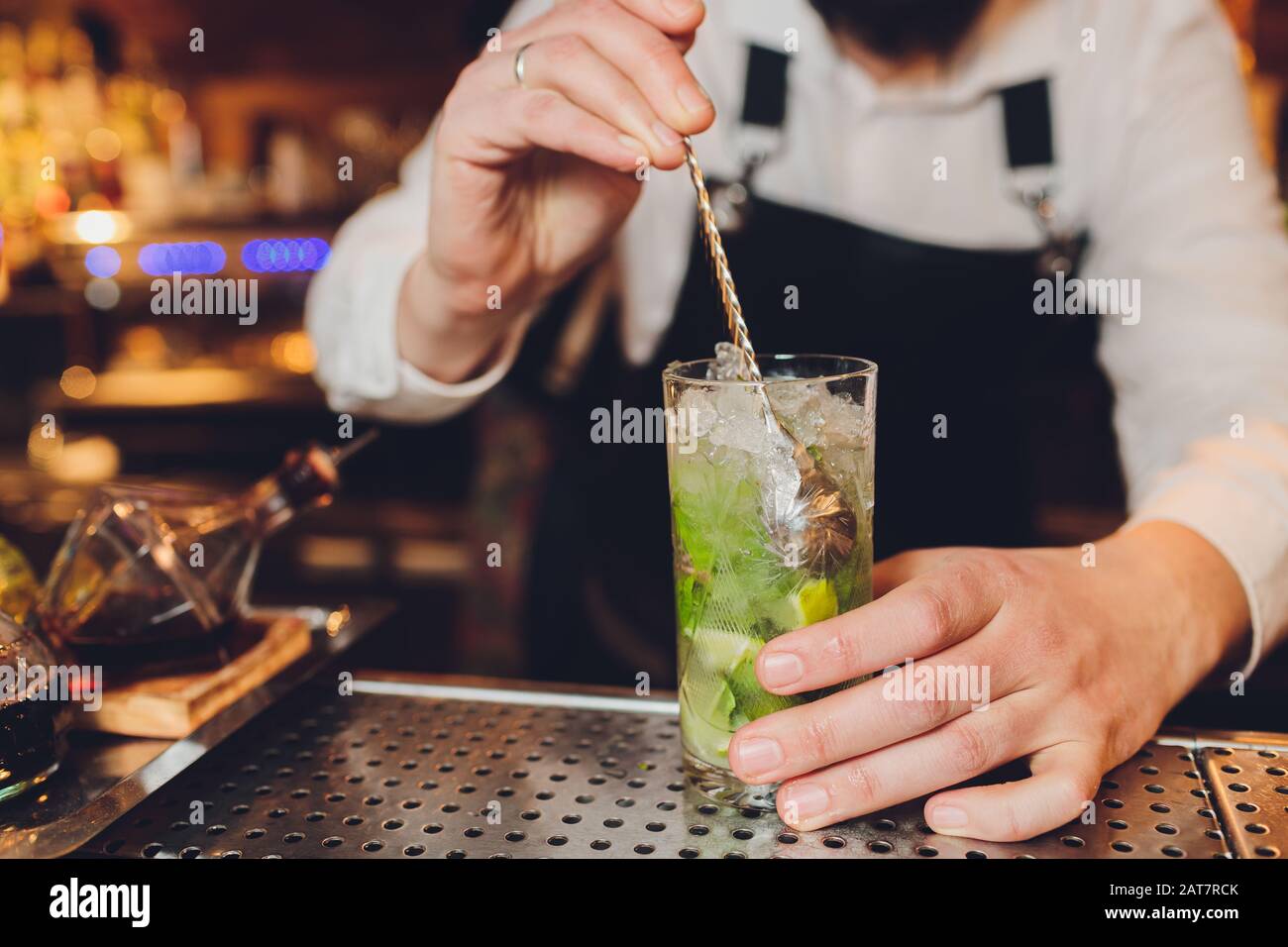 Barman makes a cocktail on the bar in the restaurant Stock Photo - Alamy