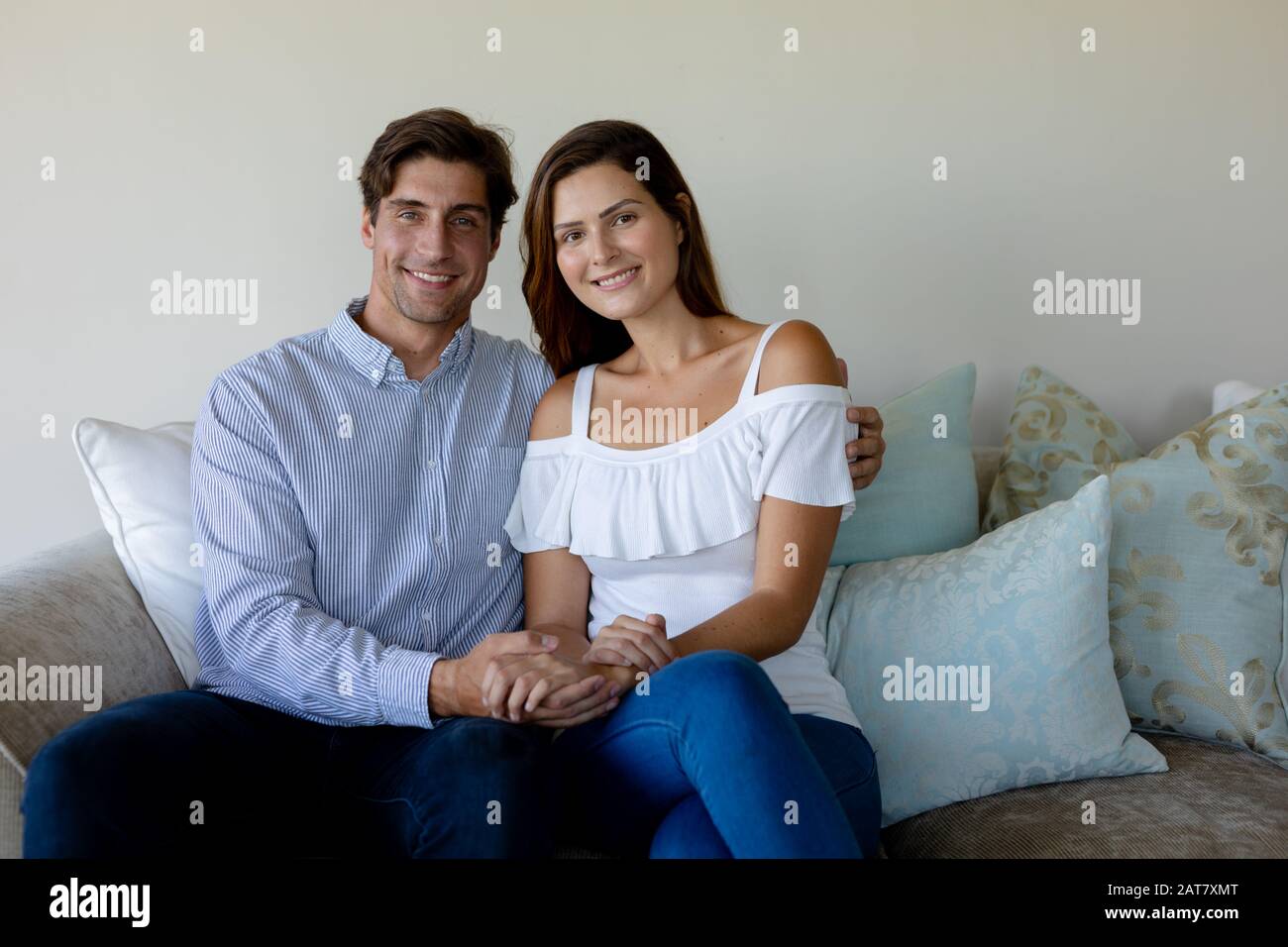 Couple hand in hand hi-res stock photography and images - Alamy