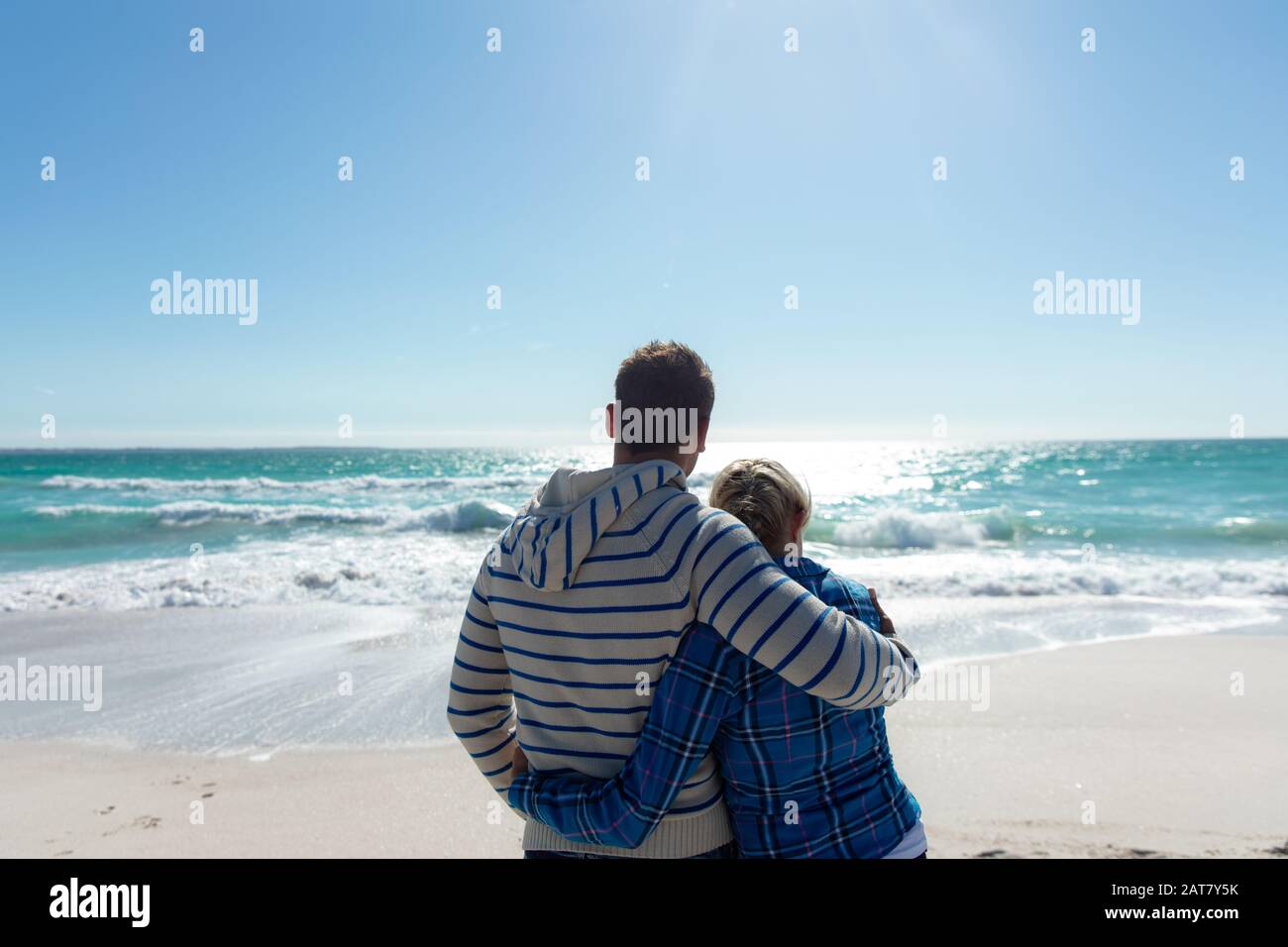 Couple hugging at the beach Stock Photo - Alamy