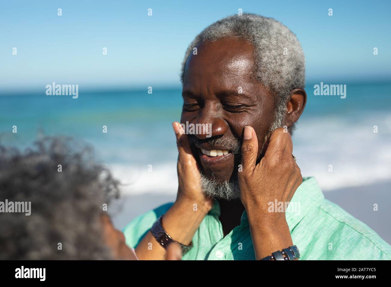 Old couple in love at the beach Stock Photo - Alamy