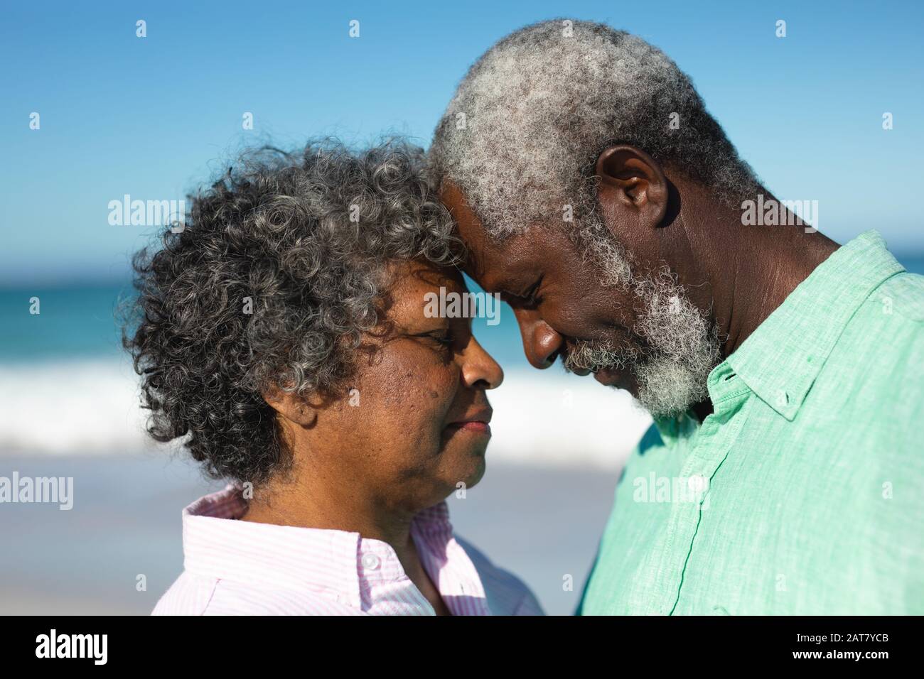 Old couple in love at the beach Stock Photo - Alamy
