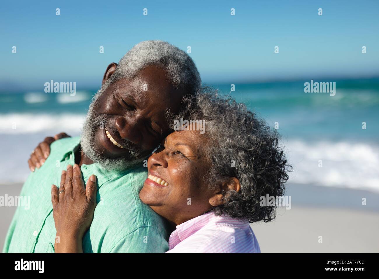 Old couple in love at the beach Stock Photo - Alamy