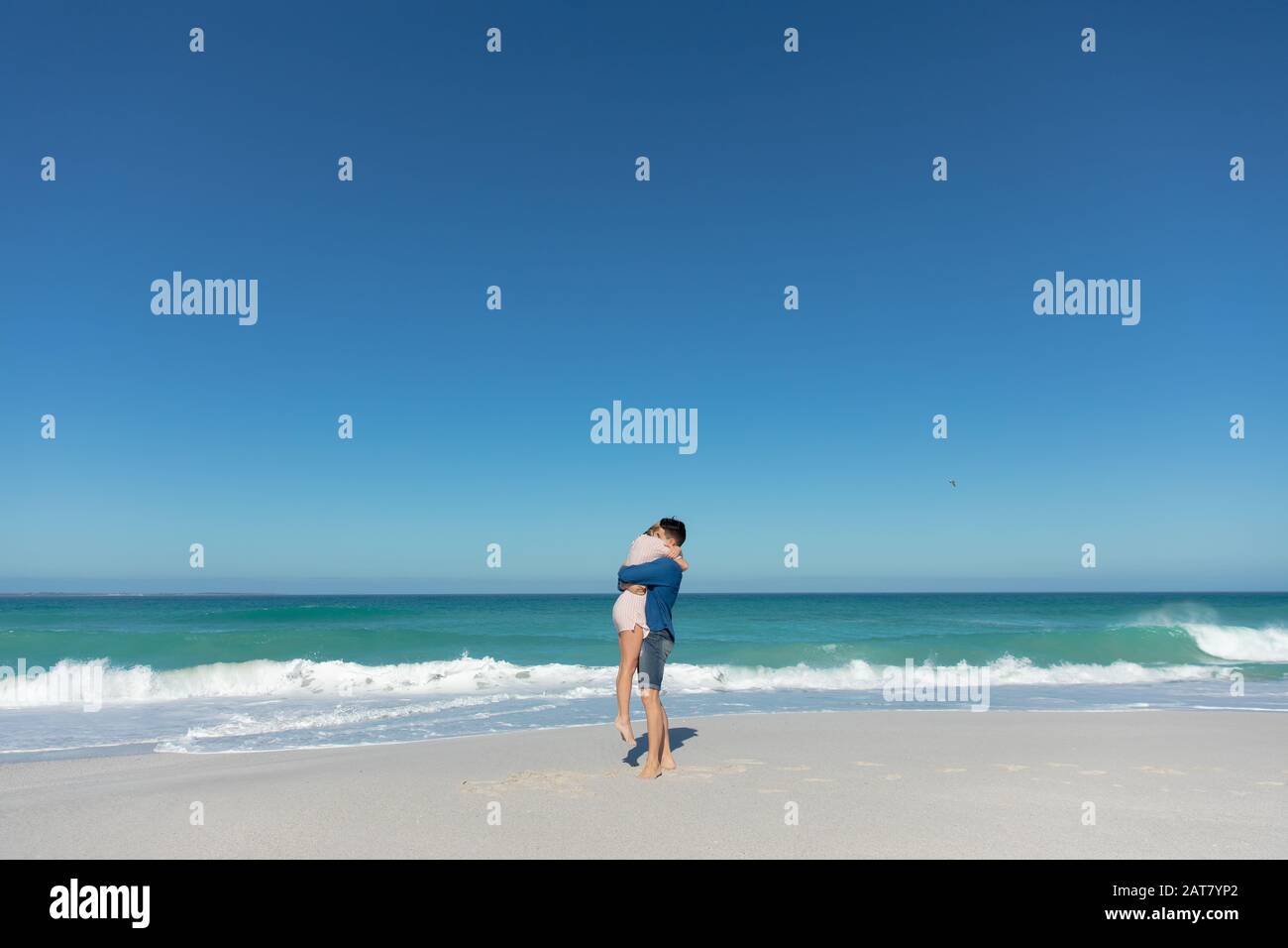 Young couple hugging beach hi-res stock photography and images - Alamy