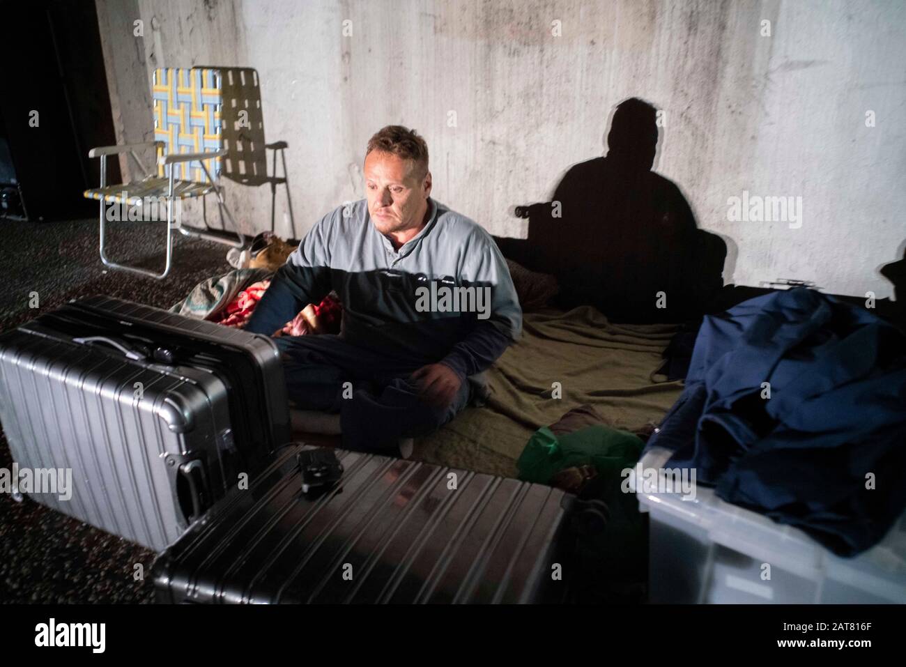 Homeless man living under a bridge hi-res stock photography and images ...