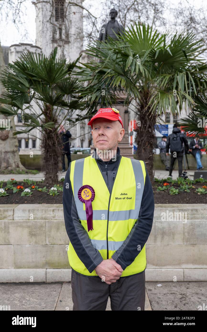 London, UK. 31 January 2020. Pro-Brexit & UKIP supporter wearing a ...