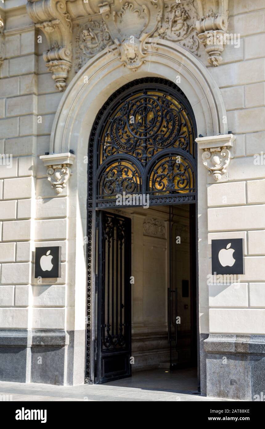 Phone store france hi-res stock photography and images - Alamy