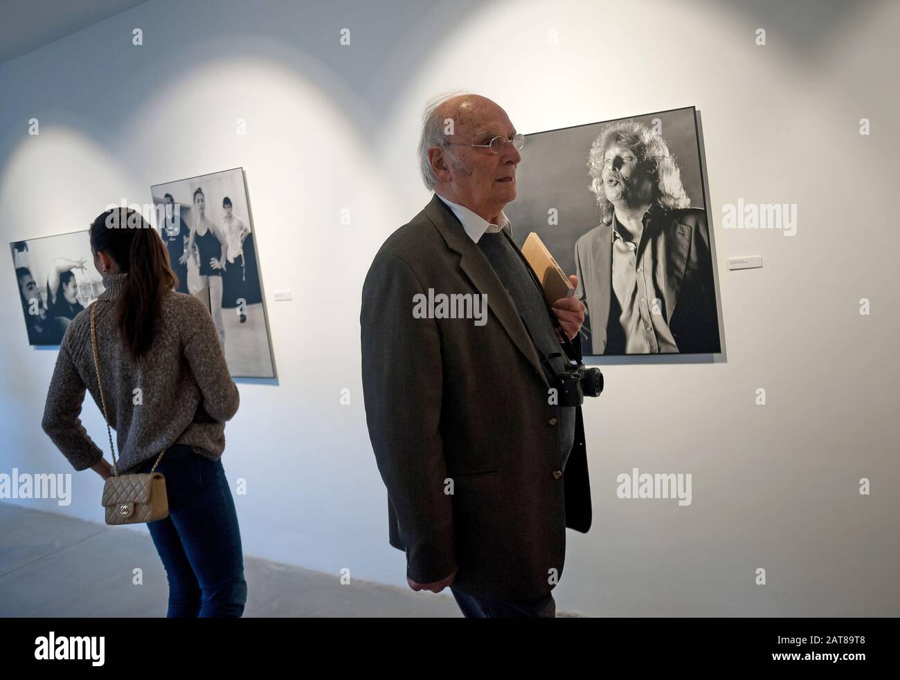 Carlos Saura with his daughter Anna Saura during the exhibition ...