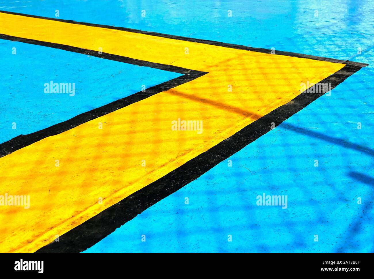 Yellow and black warning paint hi-res stock photography and images - Alamy