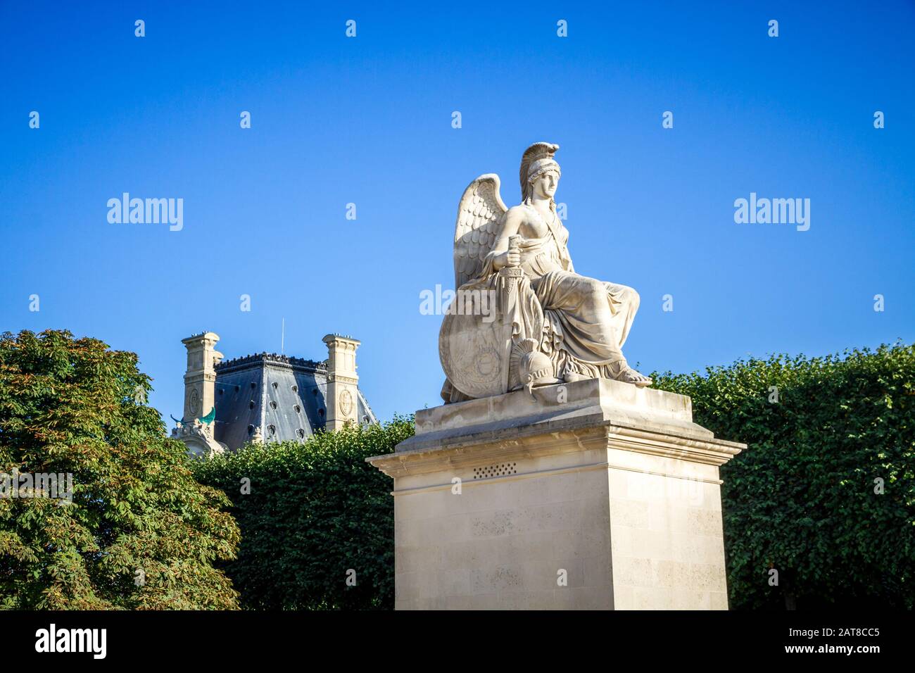 Victorious France statue near the Triumphal Arch of the Carrousel in ...