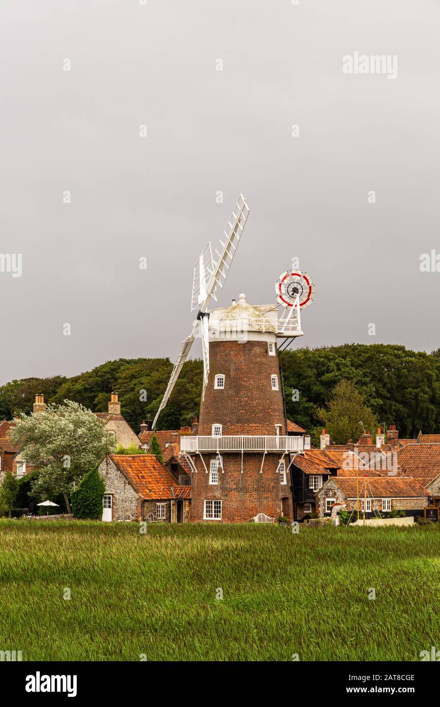 Image of a windmill hi-res stock photography and images - Alamy