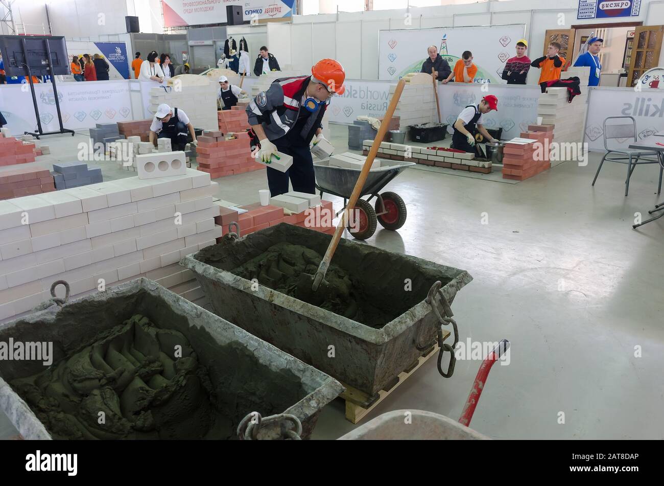 Bricklayers hi-res stock photography and images - Alamy