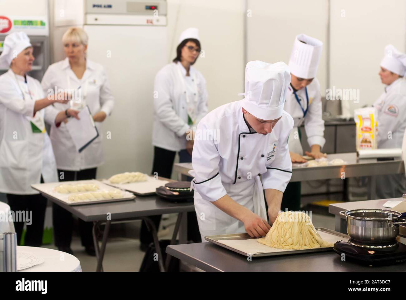 Cooks prepare food in competition Stock Photo - Alamy