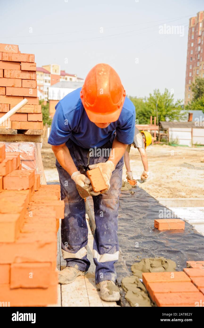 Bricklayer on house construction Stock Photo - Alamy