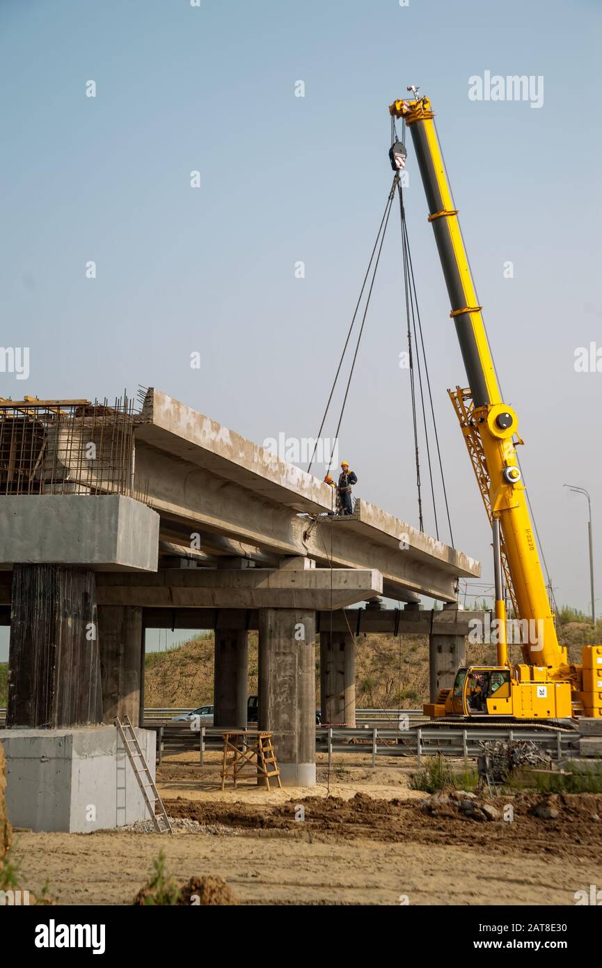 Mounting of bridge span Stock Photo - Alamy