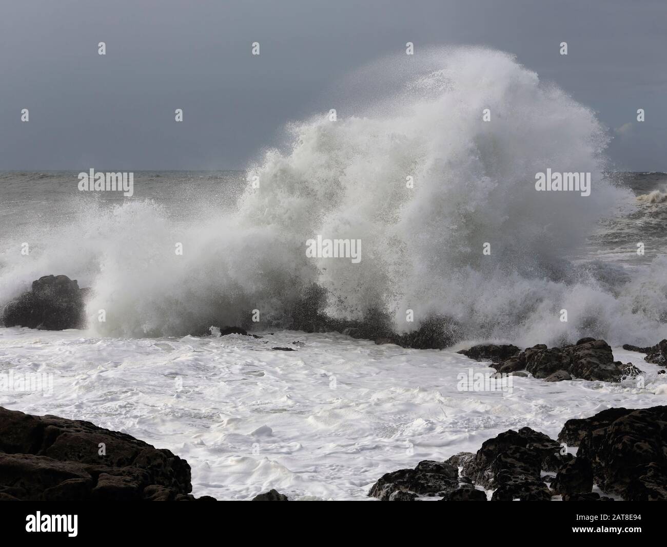 Huge ocean wave hi-res stock photography and images - Alamy