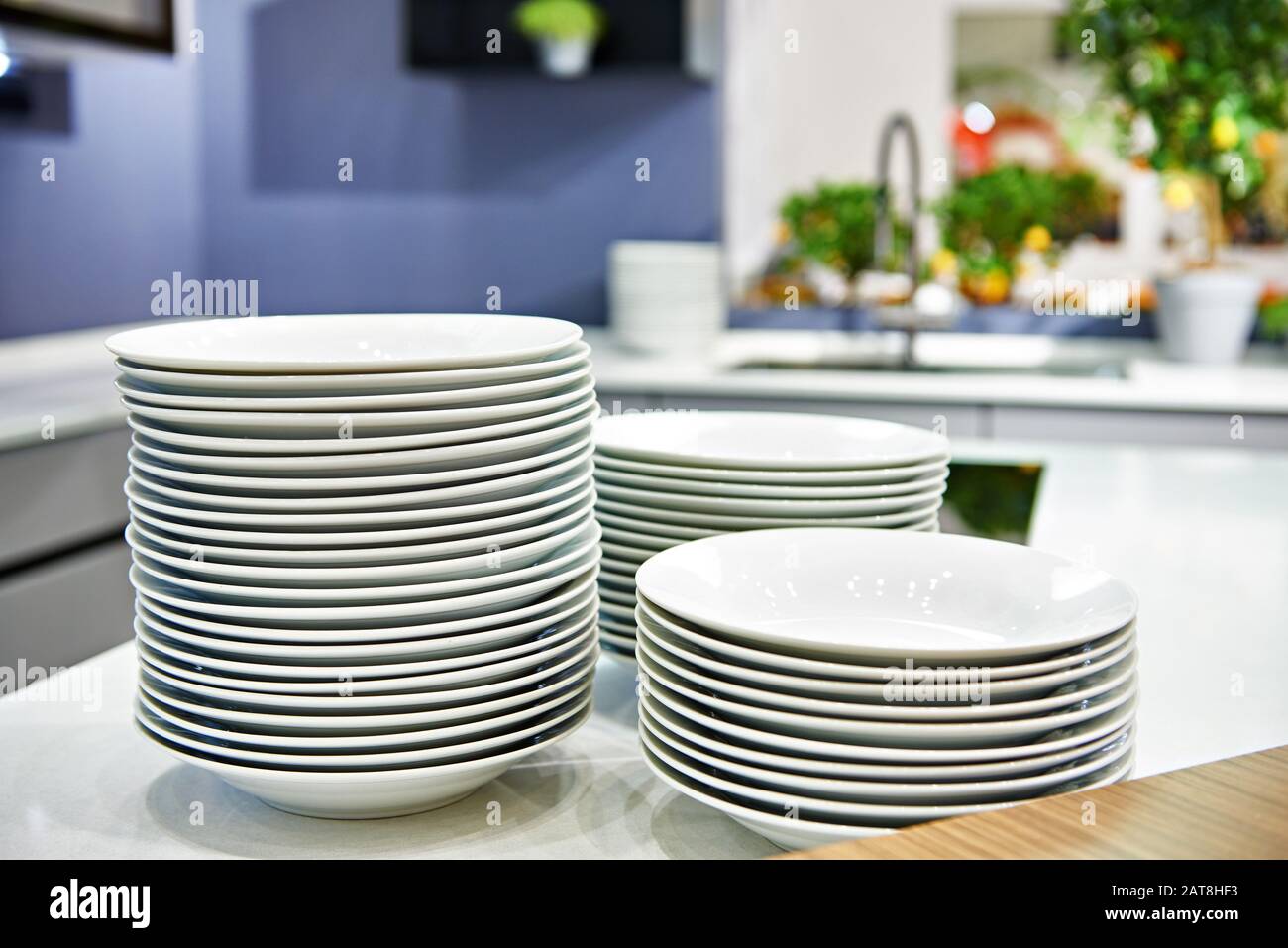 Empty plates table hi-res stock photography and images - Alamy