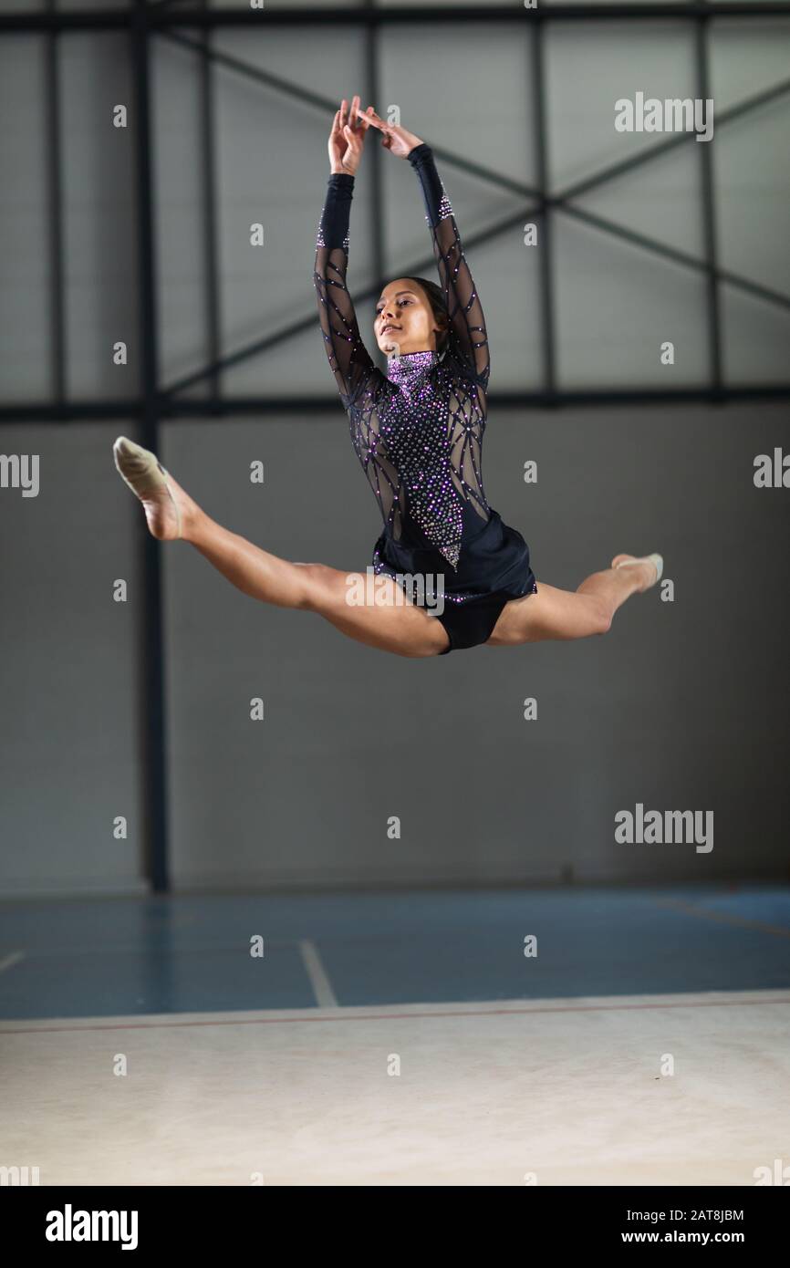 Female gymnast jump hi-res stock photography and images - Alamy